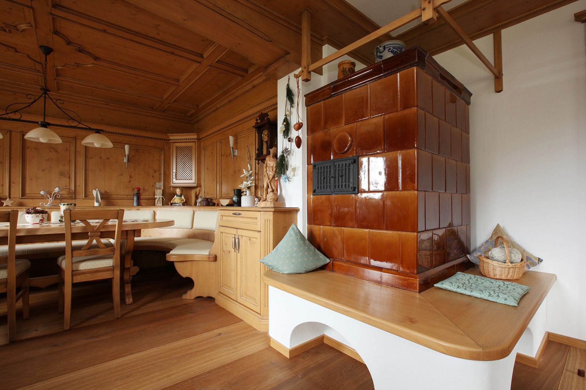 Traditionelle Bauernstuben von der Brosemer Möbelwerkstätte